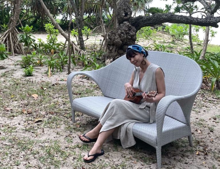 『Ukulele Lady』：デビュー20周年を迎えたヴォーカリストakikoが、初のウクレレ弾き語りアルバムを完成 | PJ ...
